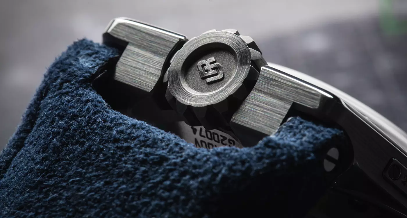Ang Urwerk Debuts Limited Edition UR-100V Iron Watch 6903_5