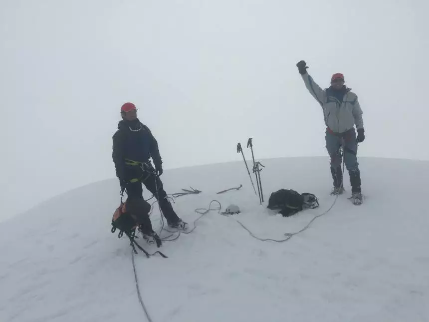 Trening vzpon maj 2015: Luke in jaz v beli barvi na vrhu ustrezno poimenovane gore Pisco, Peru, 5752 m.