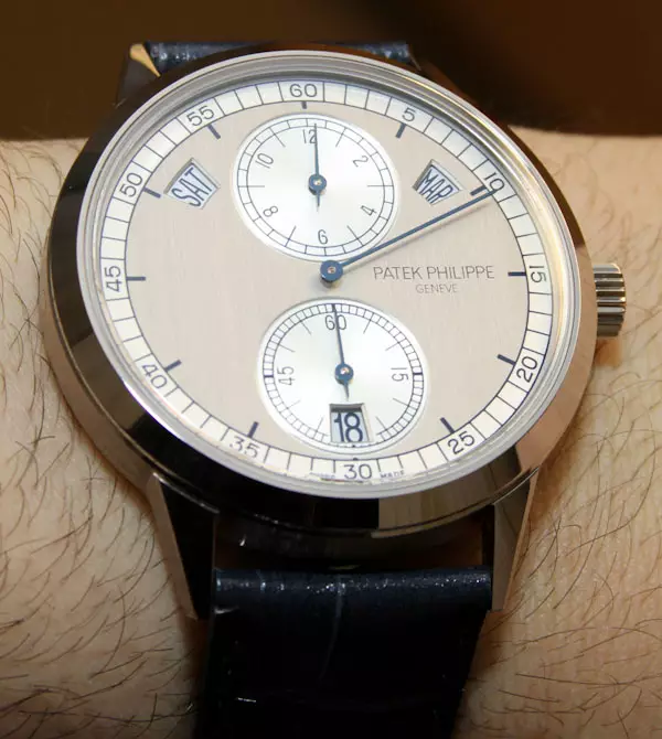 Praktické hodinky s regulátorem ročního kalendáře Patek Philippe 5235 73876_2