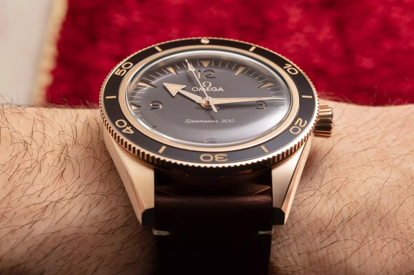 Omega wprowadza nowy stop metali szlachetnych z brązu w aktualizacji kolekcji Seamaster 300 7716_2