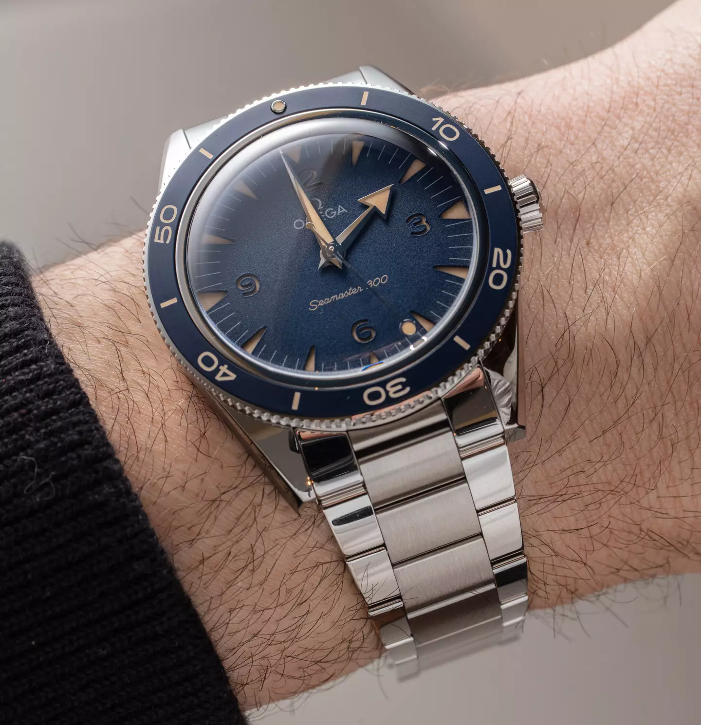 Omega wprowadza nowy stop metali szlachetnych z brązu w aktualizacji kolekcji Seamaster 300 7716_3