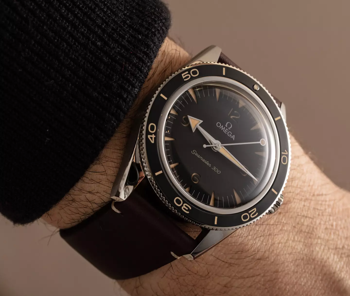 Omega wprowadza nowy stop metali szlachetnych z brązu w aktualizacji kolekcji Seamaster 300 7716_4