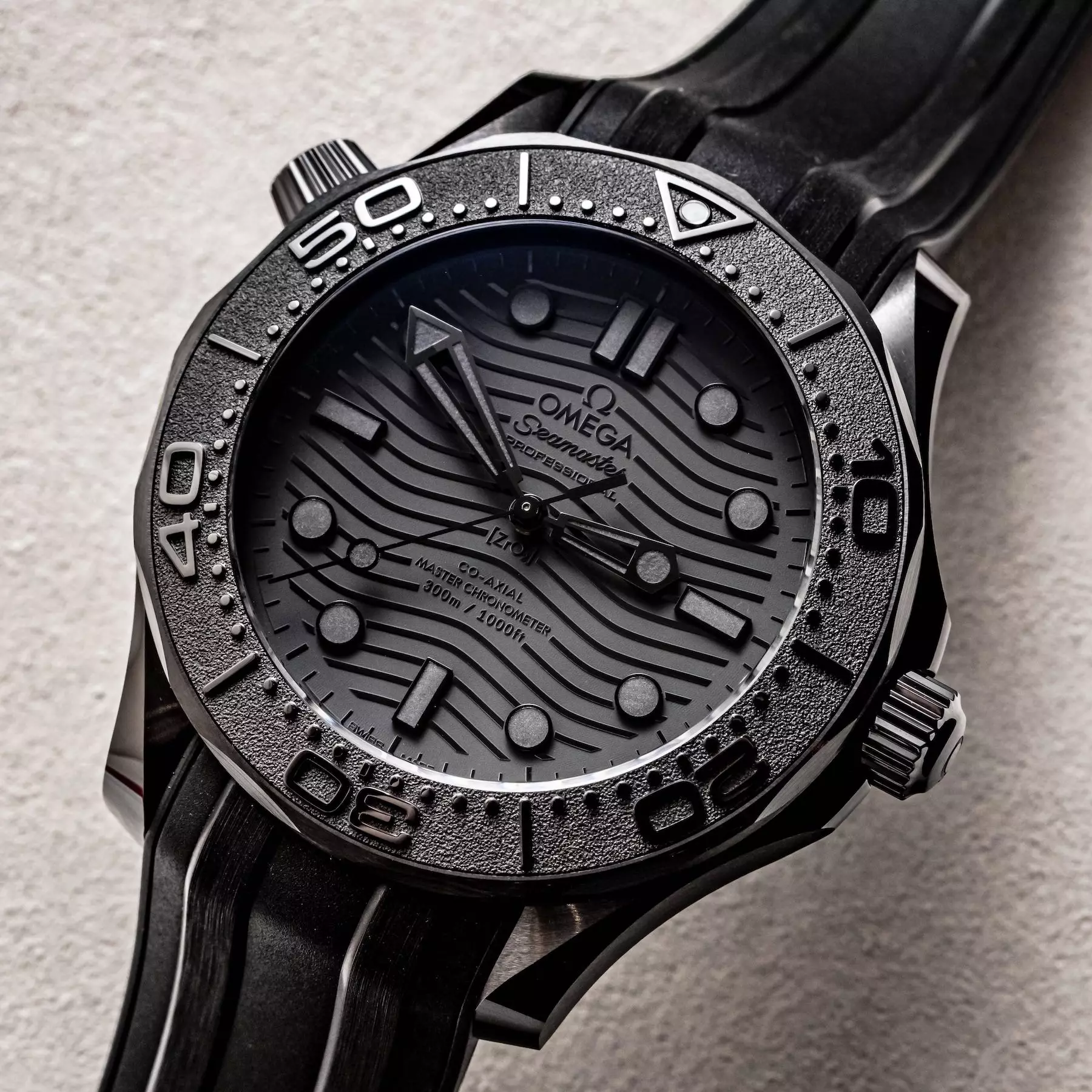 Hands-On Debut- Omega Seamaster Diver 300M Black Black Ceramic နာရီ 7718_2