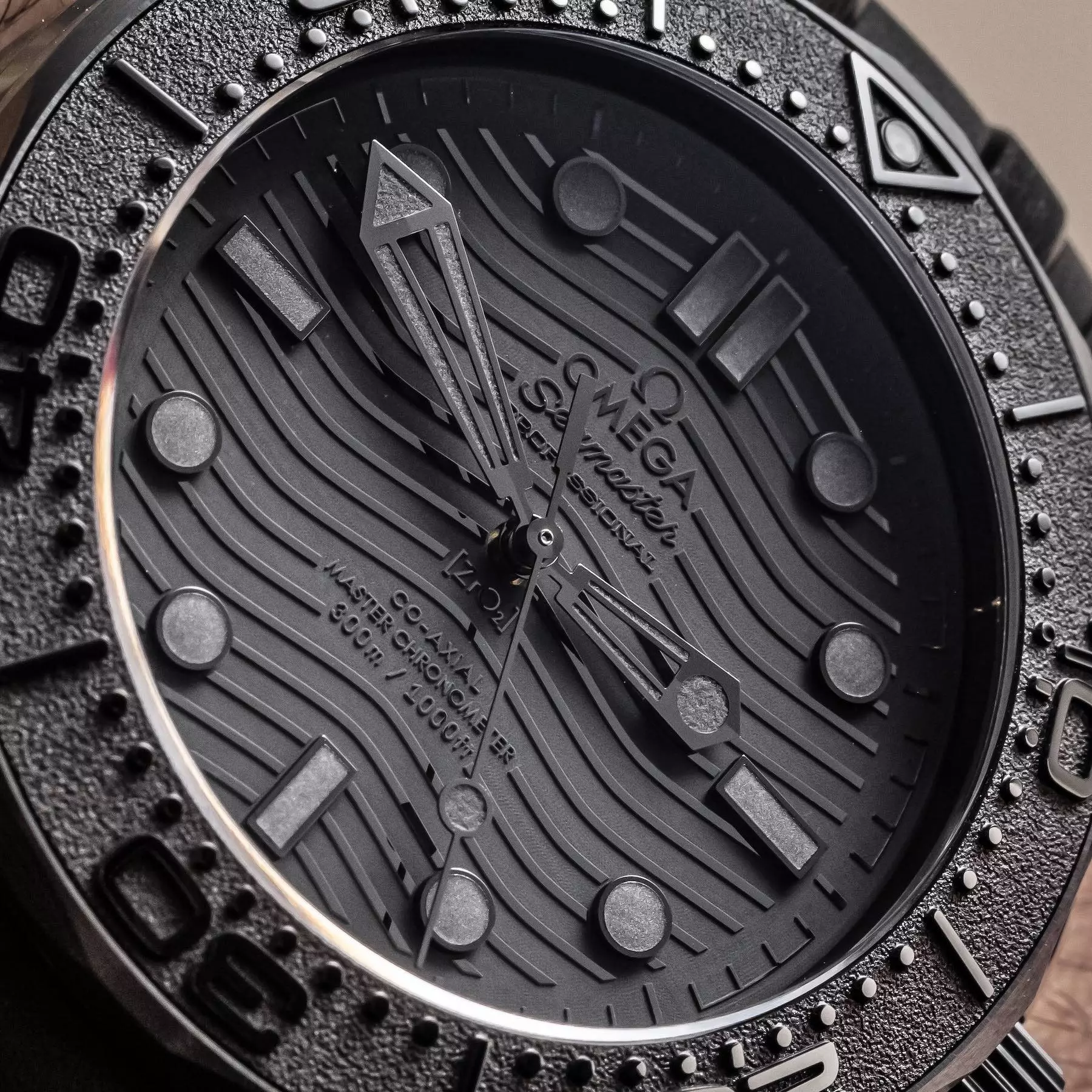 ការបង្ហាញដោយដៃ៖ Omega Seamaster Diver 300M Black Black Ceramic Watch 7718_6