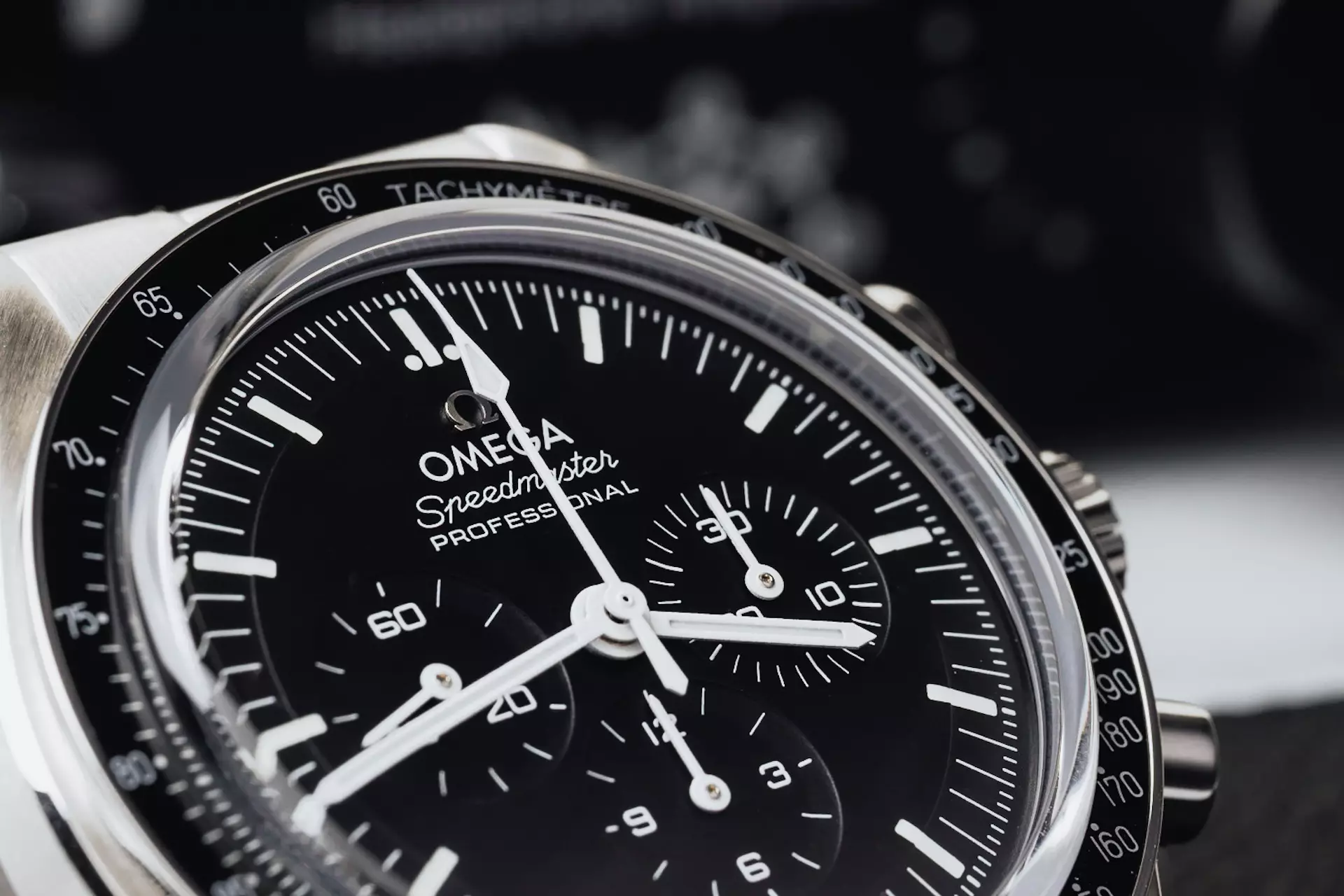 Дастрасӣ бо Omega Speedmaster касбӣ Moonwatch Master Chronometer Sapphire Sandwich 7724_3