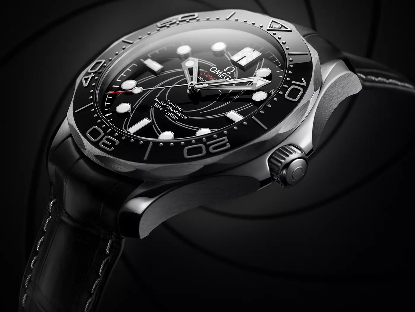 Omega přidává 007 inspirovanou platinově zlatou variantou do své řady Seamaster Diver 7731_2