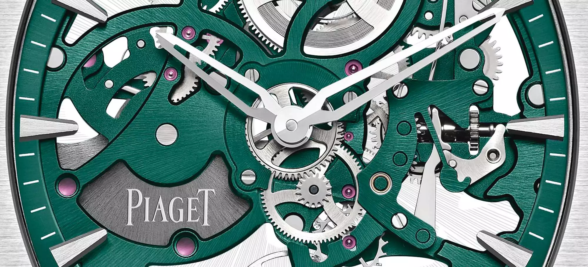 „Piaget“ pristato naujus žalios spalvos „Polo Date“ ir „Skeleton“ laikrodžius