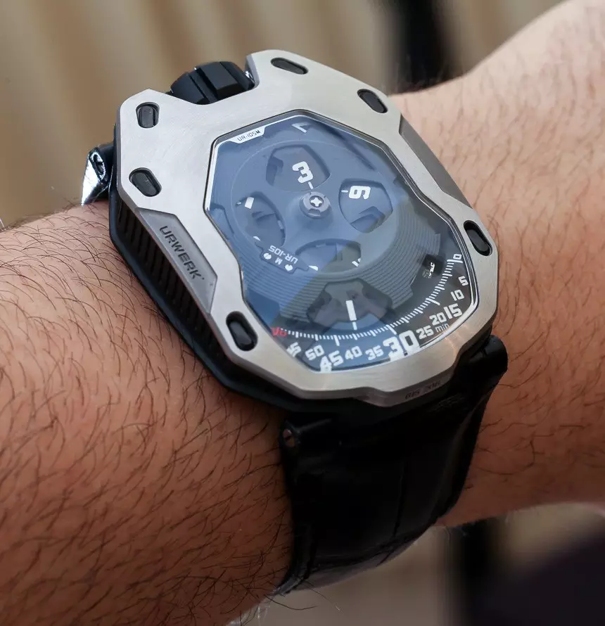 URWERK UR-105M Iron & Dark Knight Watches Hand-on | Pejy 2 amin’ny 2