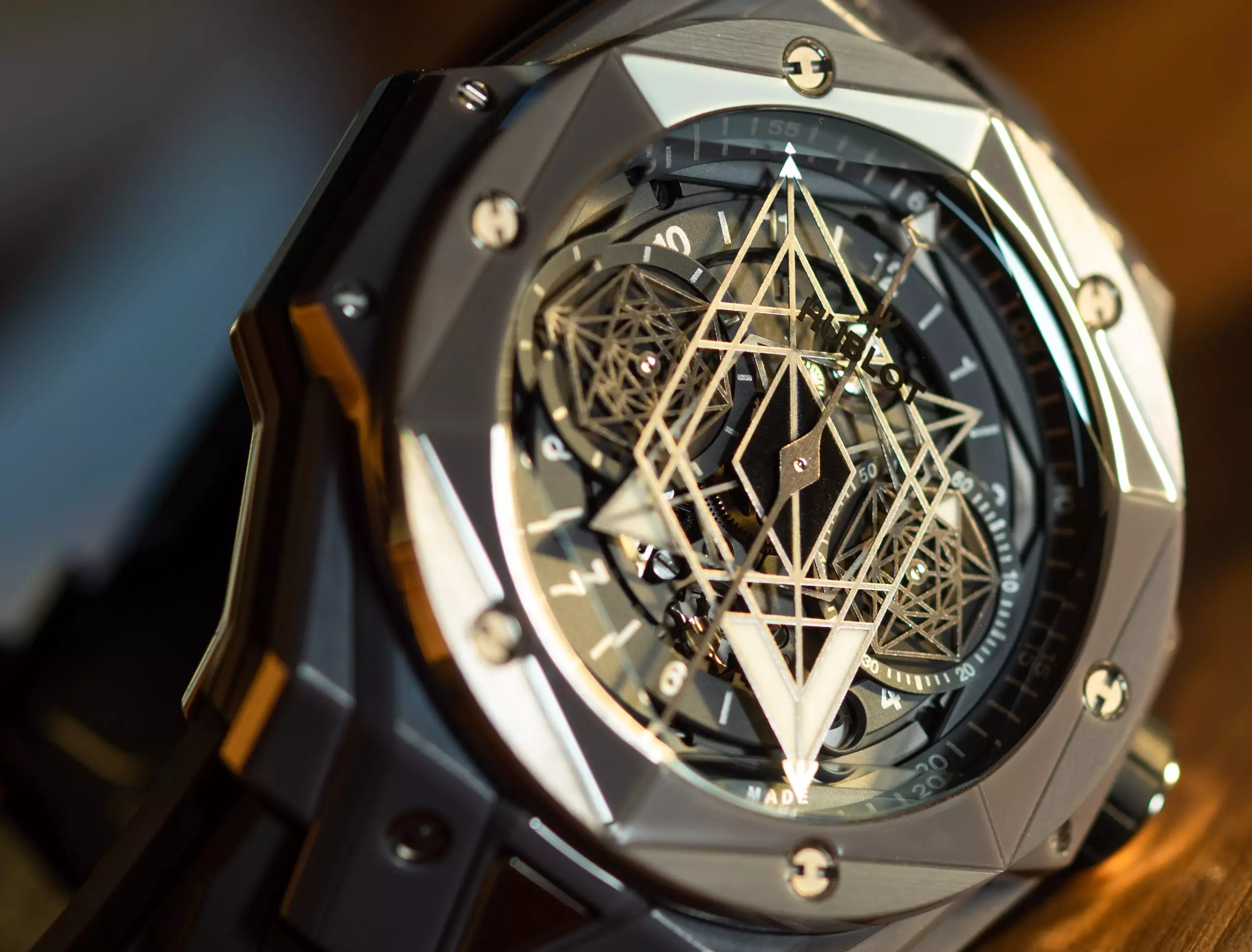 Miért venném a Hublot Big Bang Sang Bleu II kerámia kronográfot a hagyományos luxusórák helyett 9381_19