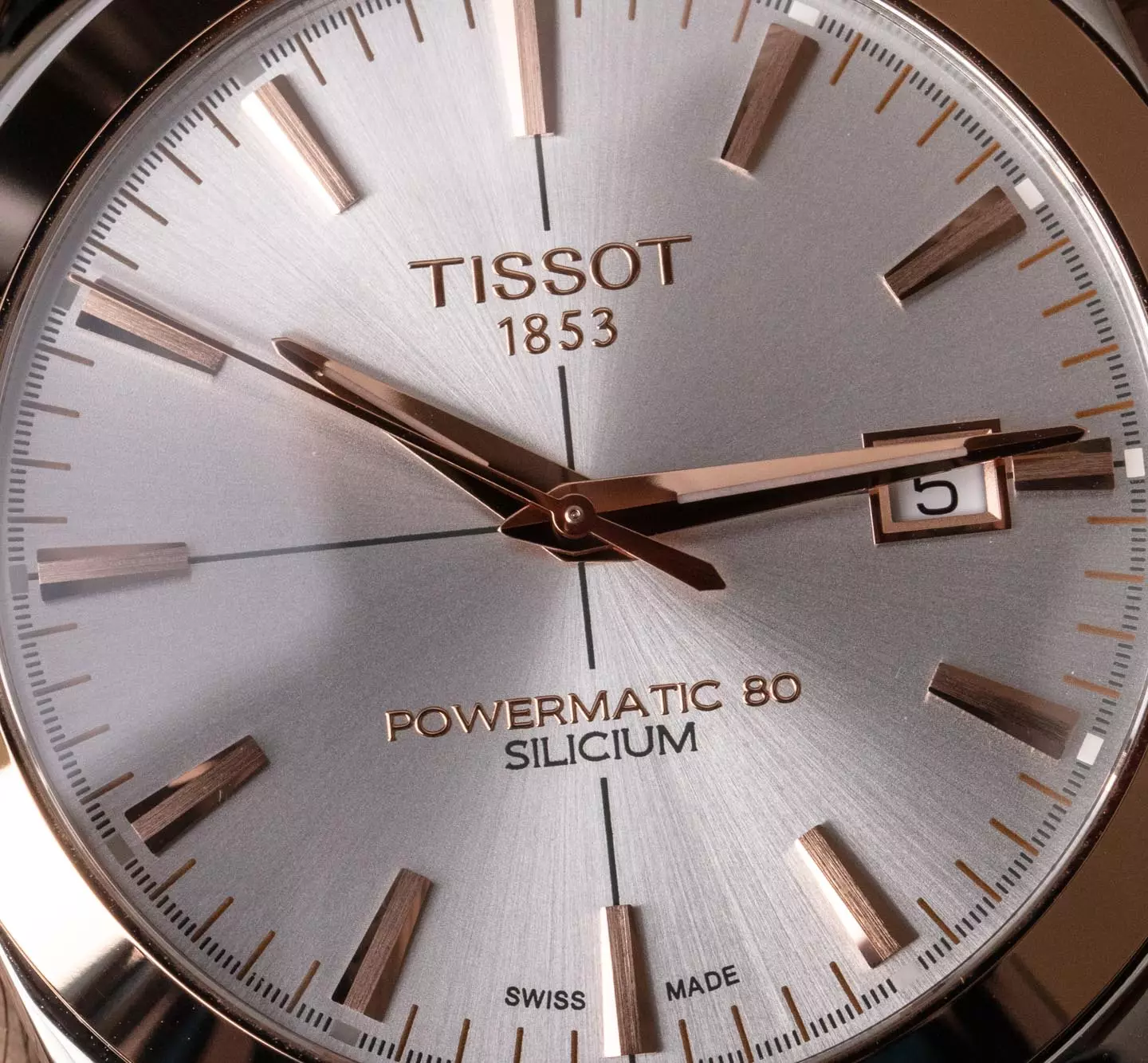 Tissot Gentleman Powermatic Silicium 18k-Gold Bezel គួរតែមើលស្នាដៃដំបូងរបស់ Guy ជាមួយនឹងលោហៈដ៏មានតម្លៃ 9470_5