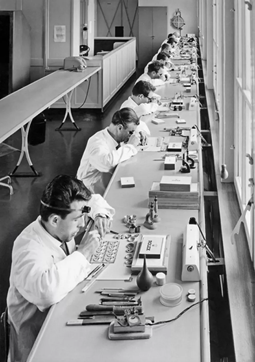 Archyvinis vaizdas, kuriame pavaizduoti laikrodžių gamintojai, dirbantys Rolex Haute Route, Bienne gamykloje
