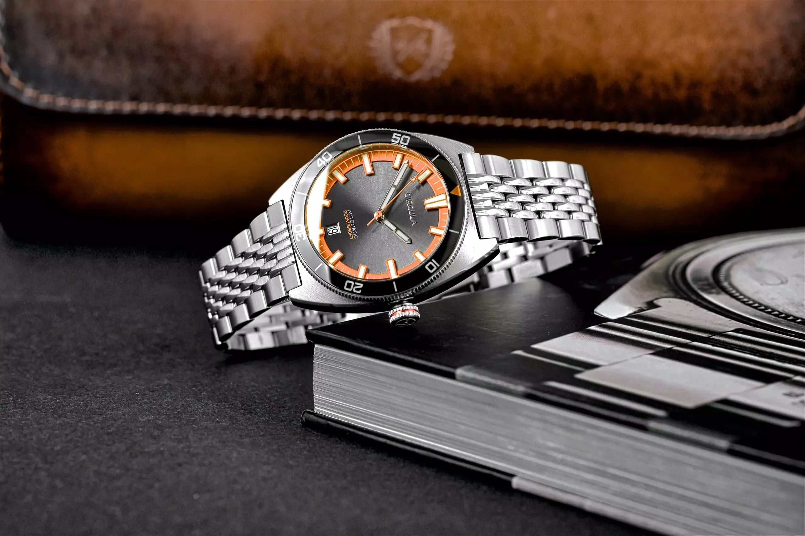 Цирцула АкуаСпорт Дивер: сат у стилу дивер-стила коже из 1970-их са модерним бојама и материјалима