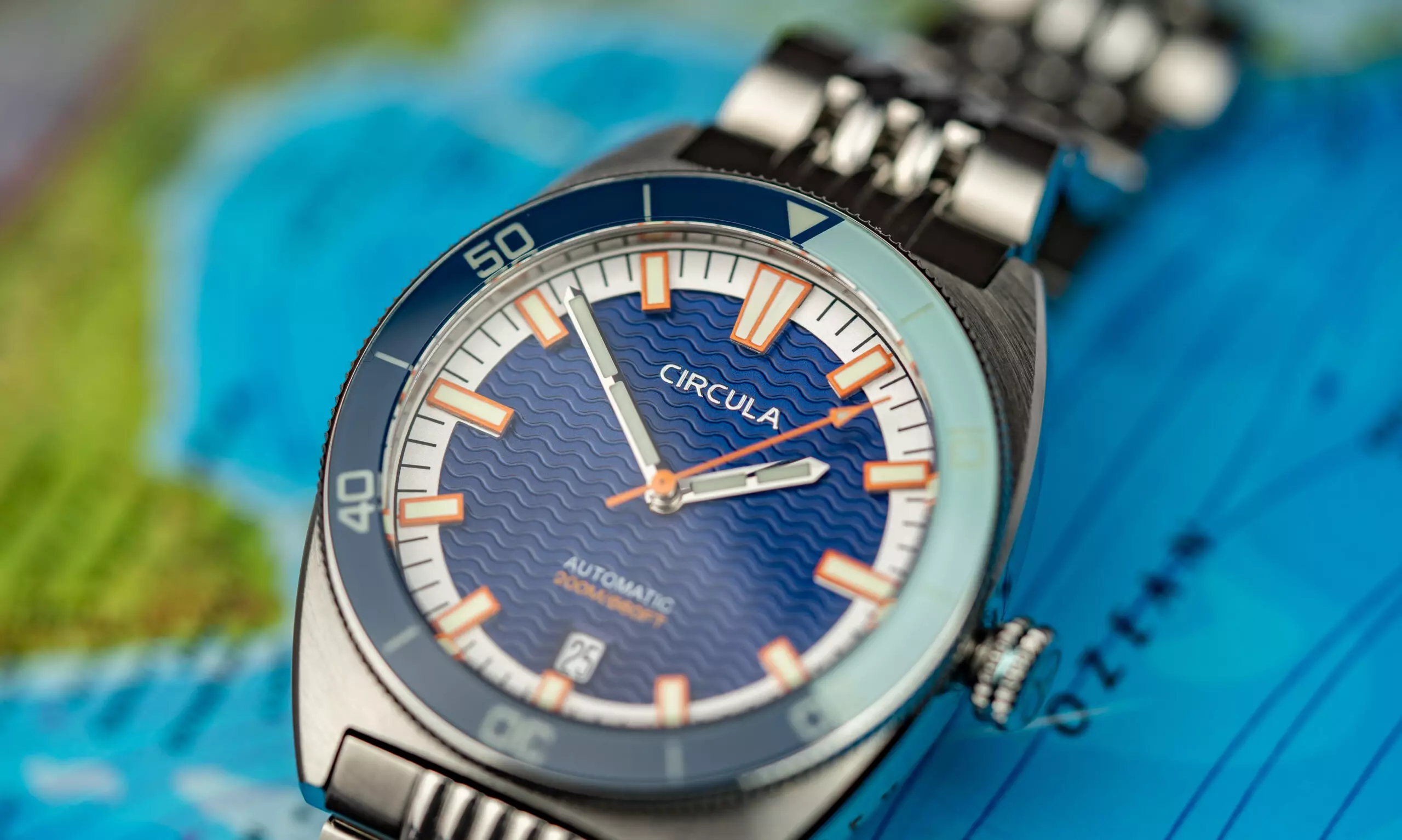 Circula AquaSport Diver: 1970s Po Diver-Style Watch ak koulè modèn ak materyèl 98526_2