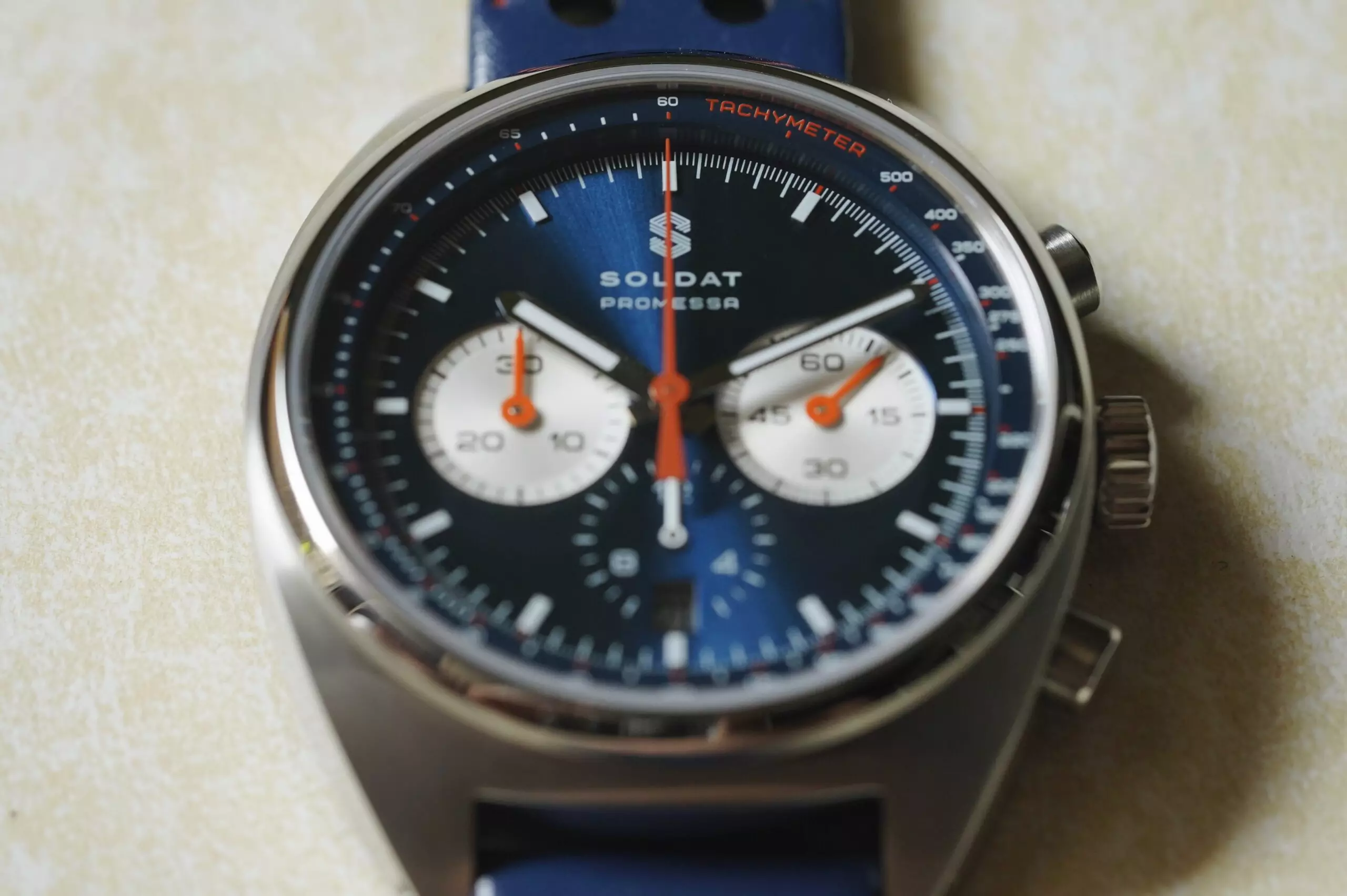 سولڊٽ رولز آئوٽ هڪ 1970s-Inspired Racing Chronograph